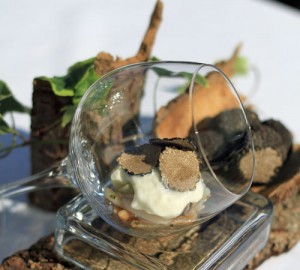 Cappelunghe e garusoli con morbida polenta biancoperla e tartufo estivo ...